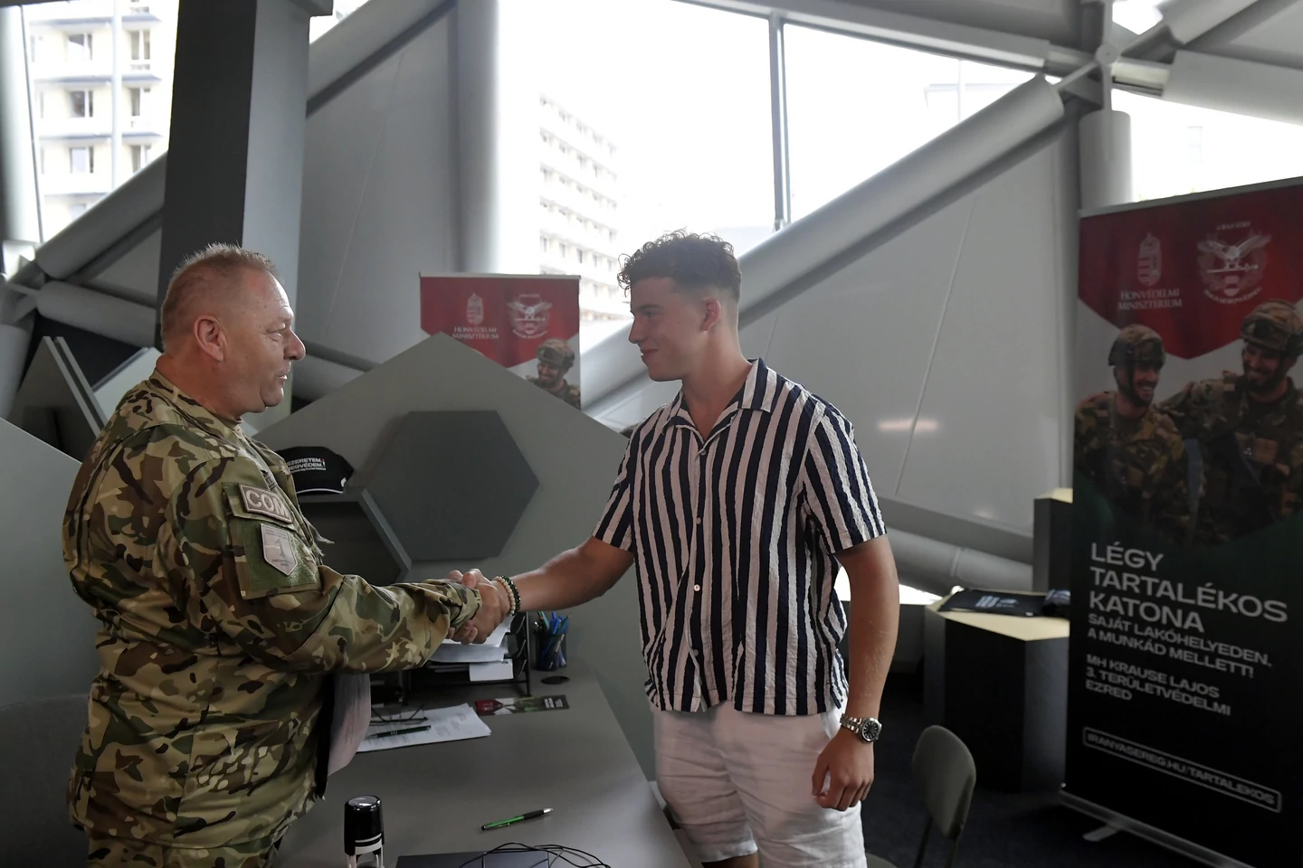 Hivatalosan is belépett a Magyar Honvédségbe ijabb Schobert Norbi, aki ...